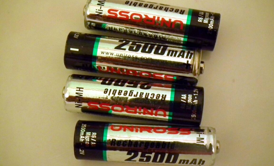 Por que as pilhas são sempre alinhadas em posições opostas? – Zona Curiosa