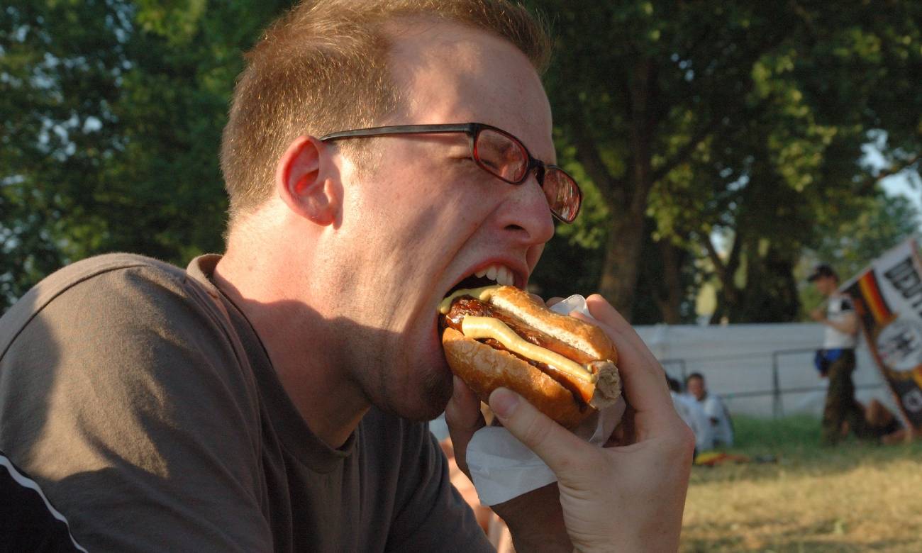 Comer muito rápido faz mal para a saúde? – Zona Curiosa