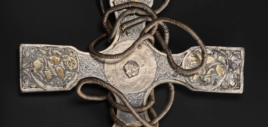 Galloway Hoard: a cruz viking de mil anos descoberta em estado ...