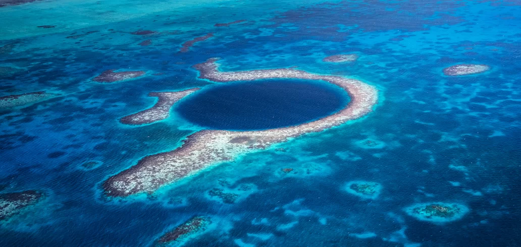 Grande Buraco Azul de Belize: conheça o misterioso abismo aquático que ...